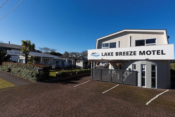 Lake Breeze Motel - タウポ