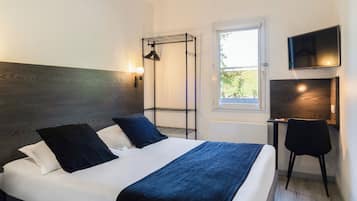 Renovated Double Room | Secretária, cortinas/cortinados opacos, ferro/tábua de engomar