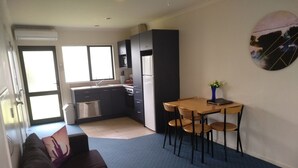 Apartamento, 2 quartos | Sala de estar | Televisor LCD, leitor de DVD, filmes em estreia