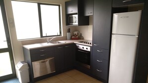 Apartamento, 2 quartos | Cozinha privada | Uma cafeteira/bule, um micro-ondas, utensílios de cozinha