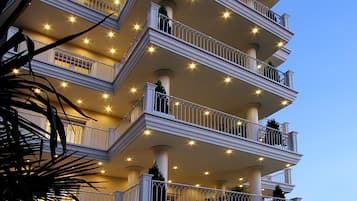 Fachada do alojamento (tarde/noite)