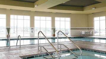 Piscina interior, da(s) 06:00 à(s) 23:00, espreguiçadeiras