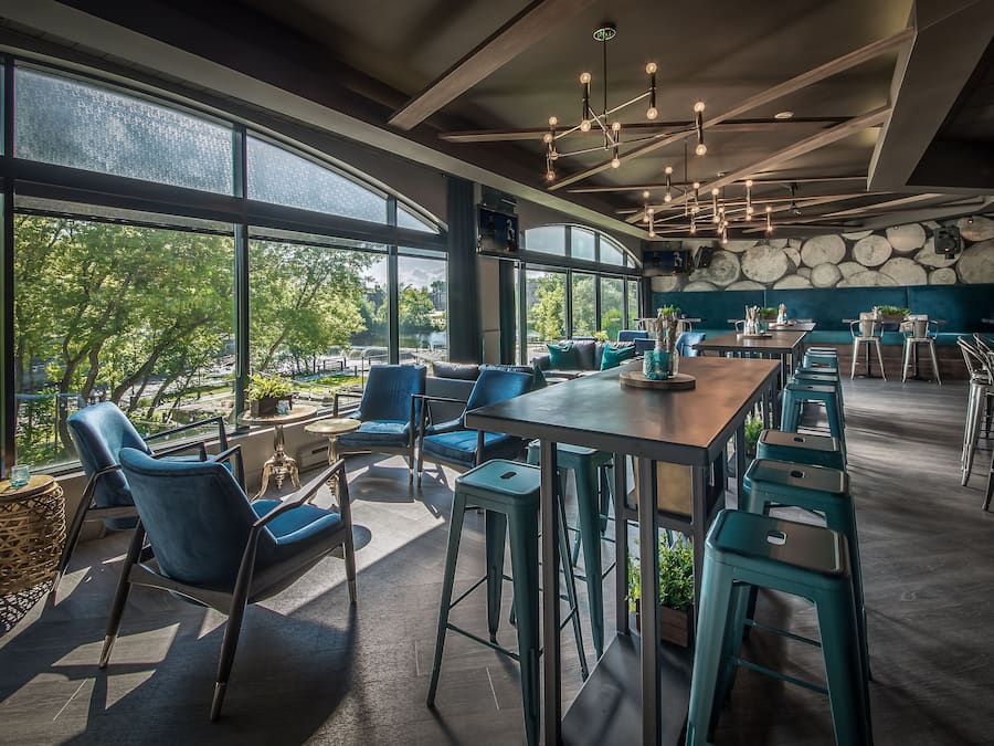 Serve almoço e happy hour