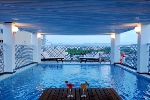 Piscina interior, guarda-sóis, espreguiçadeiras