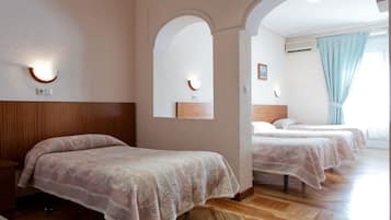 Quarto quádruplo | Camas com colchões de espuma com sistema de memória, escrivaninha