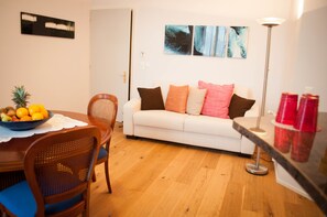 Quarto Deluxe, 1 cama de casal | Sala de estar | Televisor 