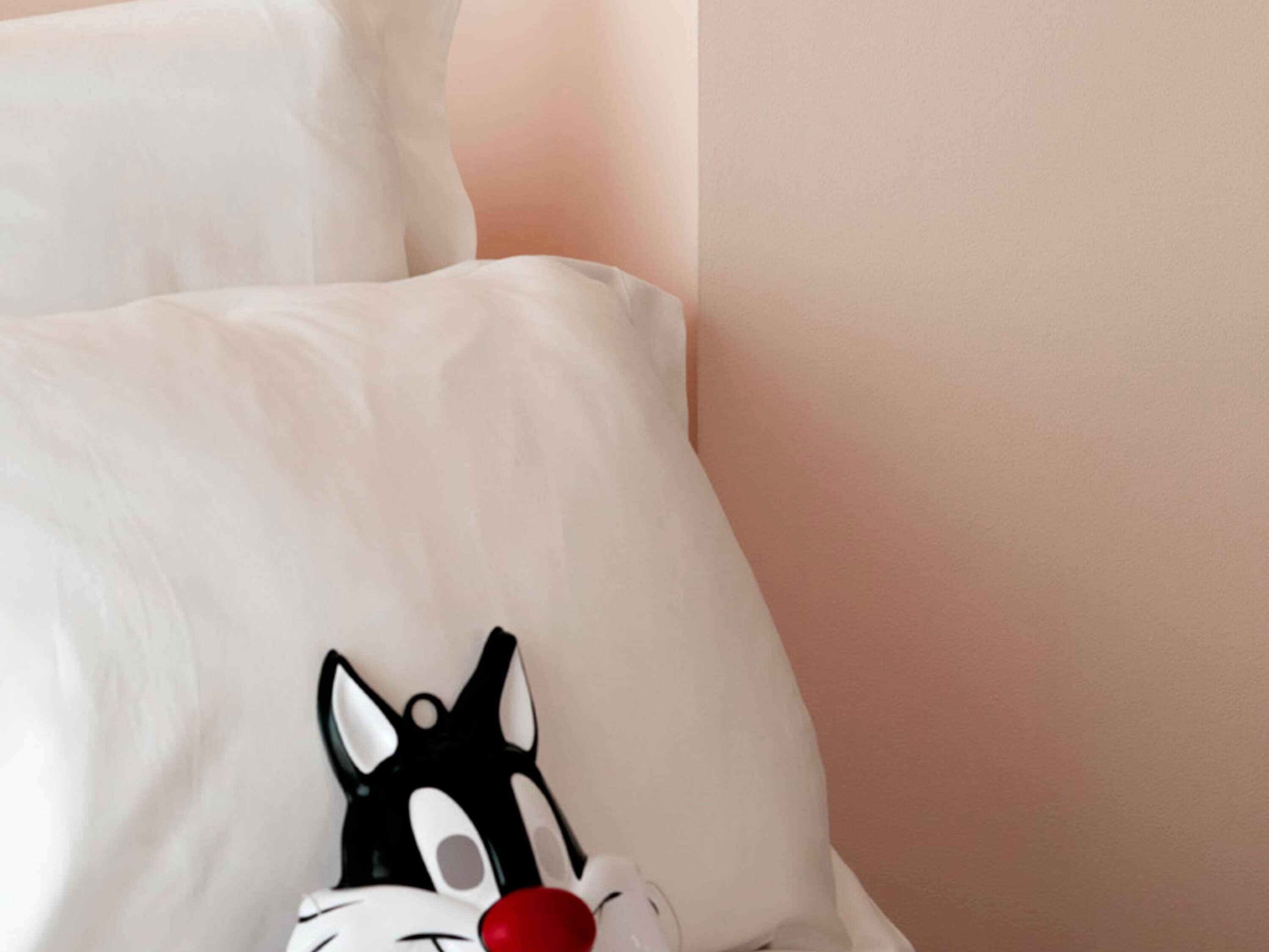Roupas de cama premium, cofres nos quartos, escrivaninha
