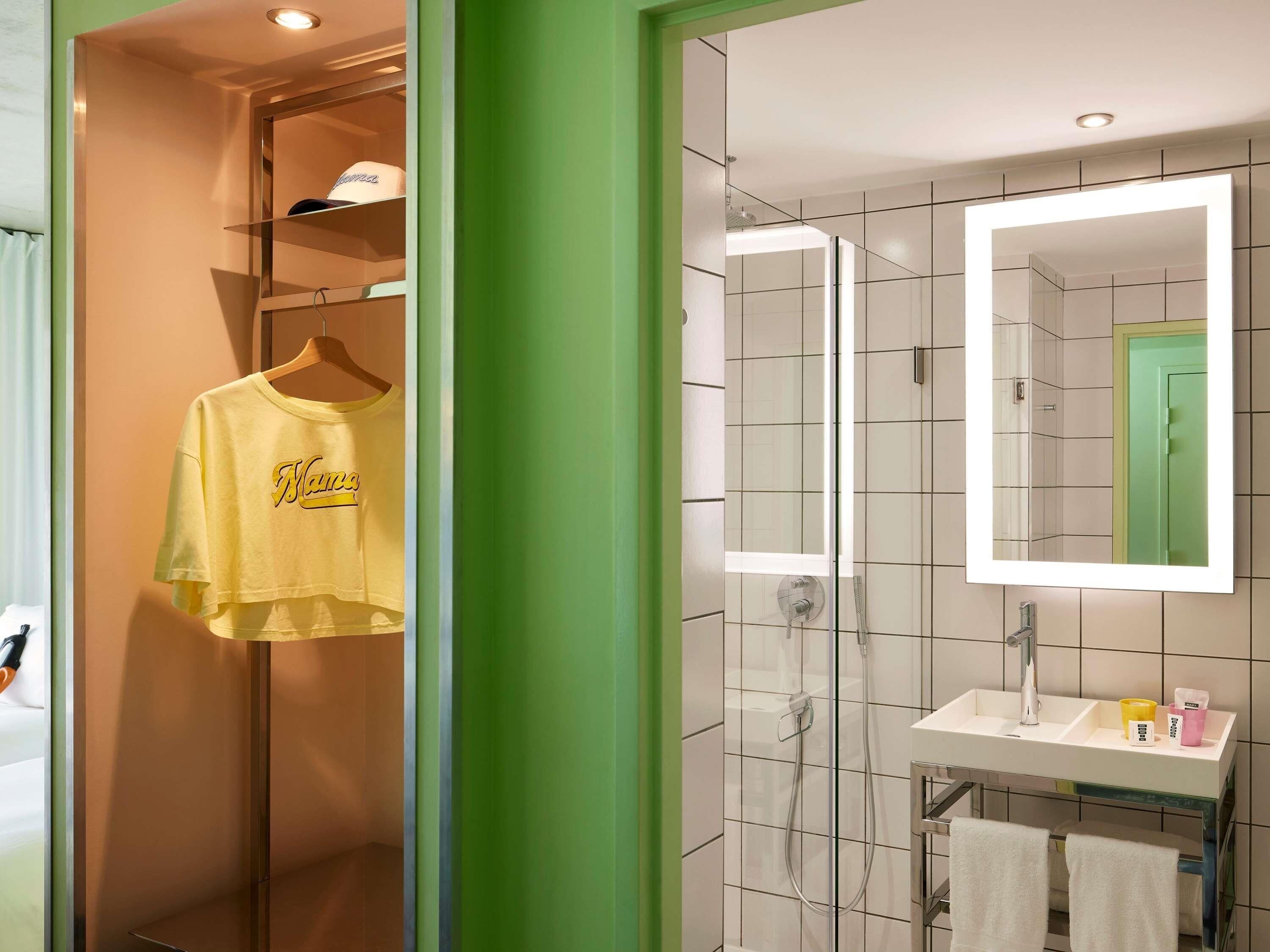 Quarto duplo, 2 camas de solteiro (Medium Mama) | Roupas de cama premium, cofres nos quartos, escrivaninha