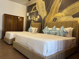 Suite, várias camas (Triple Suite) | Roupa de alta qualidade, minibar, cofre no quarto 