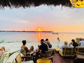 Este bar de cocktails, com vista para a praia, aberto diariamente 