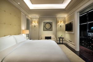 Roupa de alta qualidade, edredões de penas, minibar com produtos grátis 