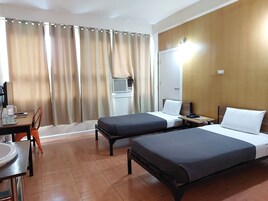 Quarto Twin Premier, 2 camas individuais | Cofre no quarto, secretária, cortinas/cortinados opacos 