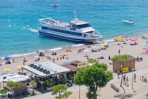 Perto da praia, espreguiçadeiras 