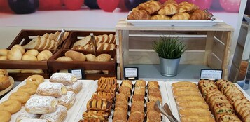 Geladeira, micro-ondas, cooktop, talheres/pratos/utensílios de cozinha