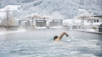 2 piscinas internas, 3 piscinas externas, guarda-sóis, espreguiçadeiras