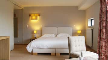 Individualmente mobiliados, escrivaninha, cortinas blackout