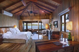 A Waterfront Suite Single | Roupa de alta qualidade, edredões de penas, minibar, cofre no quarto 