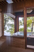 E Waterfront Master Suite Single | Casa de banho | Um polibã, um chuveiro fixo, artigos de higiene pessoal grátis 