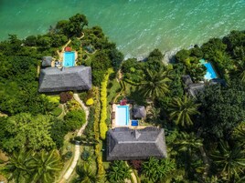 Ocean Access Villas (with private pool) | Sala de estar | Televisor LED de 45 polegadas com canais via satélite, televisor 