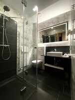 Apartamento Deluxe, 2 quartos | Casa de banho | Um polibã, um chuveiro fixo, artigos de higiene pessoal grátis 