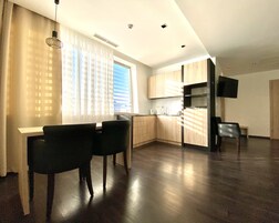 Apartamento Deluxe, 2 quartos | Secretária, cortinas/cortinados opacos, quartos insonorizados 