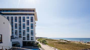 Na praia, areia branca