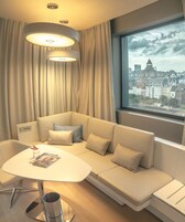 Quarto Deluxe, 1 cama king-size, Vista para a cidade | Minibar grátis, cofre no quarto, secretária, cortinas/cortinados opacos 