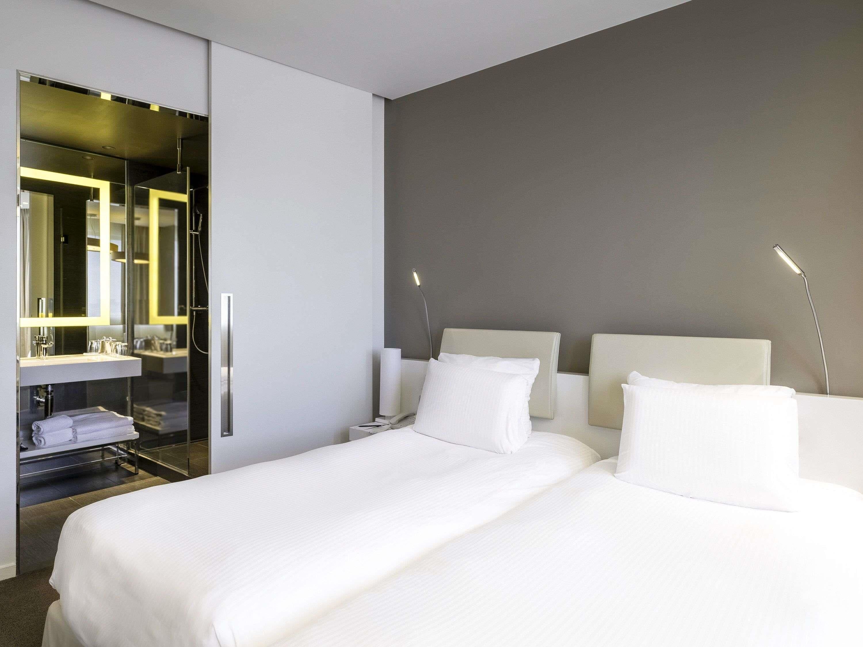 Minibar grátis, cofre no quarto, secretária, cortinas/cortinados opacos 