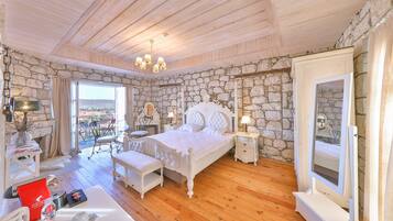 Quarto Duplo Deluxe, vista para a piscina | Sala | Smart TV de 55 polegadas com canais via satélite, Netflix