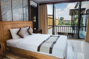 Cofre no quarto, secretária, cortinas/cortinados opacos 