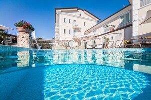 Piscina exterior, guarda-sóis, espreguiçadeiras 