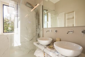 Quarto luxo | Roupas de cama premium, frigobar, cofres nos quartos, escrivaninha