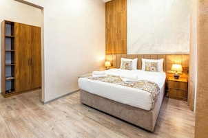 Quarto Duplo Standard | Roupa de alta qualidade, minibar, cofre no quarto, secretária