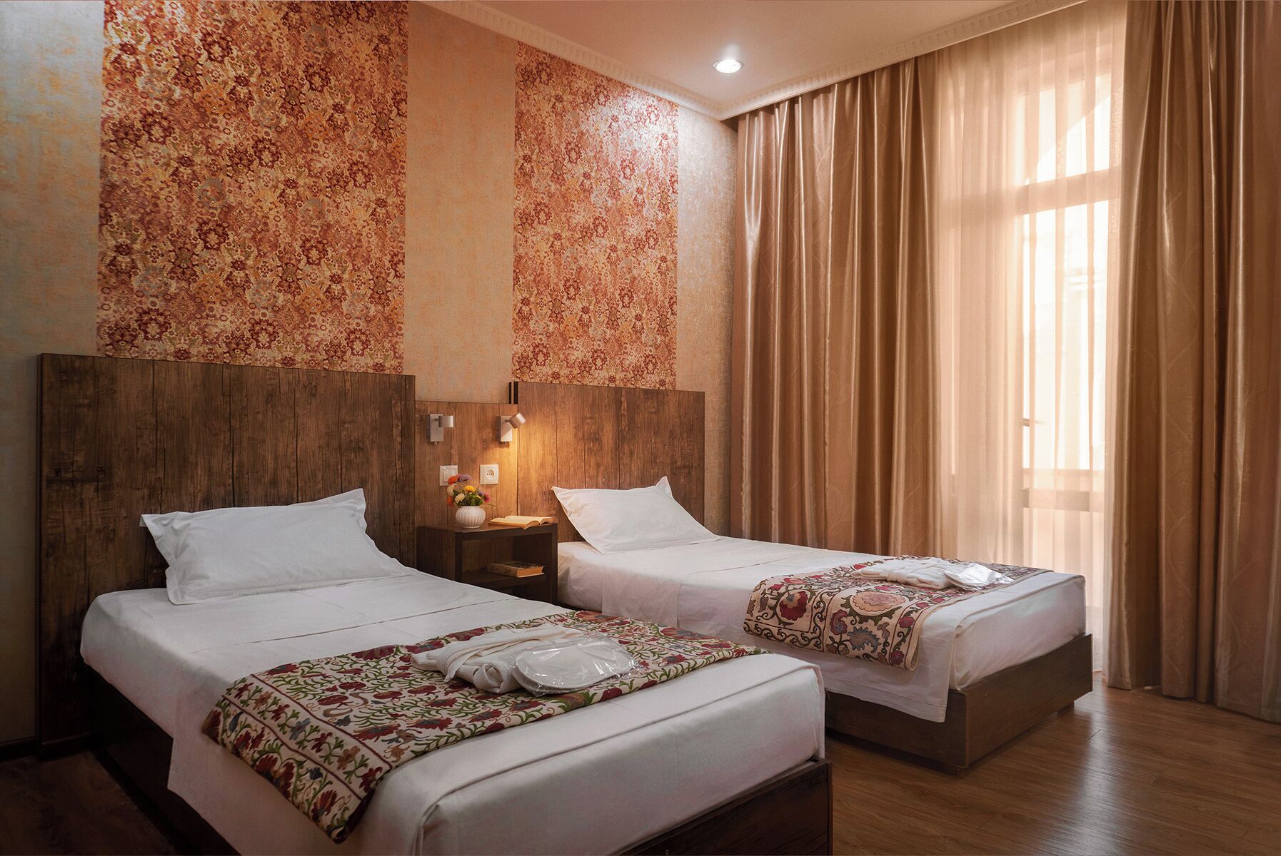 Quarto duplo conforto | Roupas de cama premium, cofres nos quartos, escrivaninha