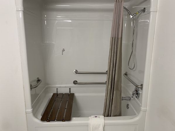 Uma combinação polibã/banheira, toalhas fornecidas, sabão