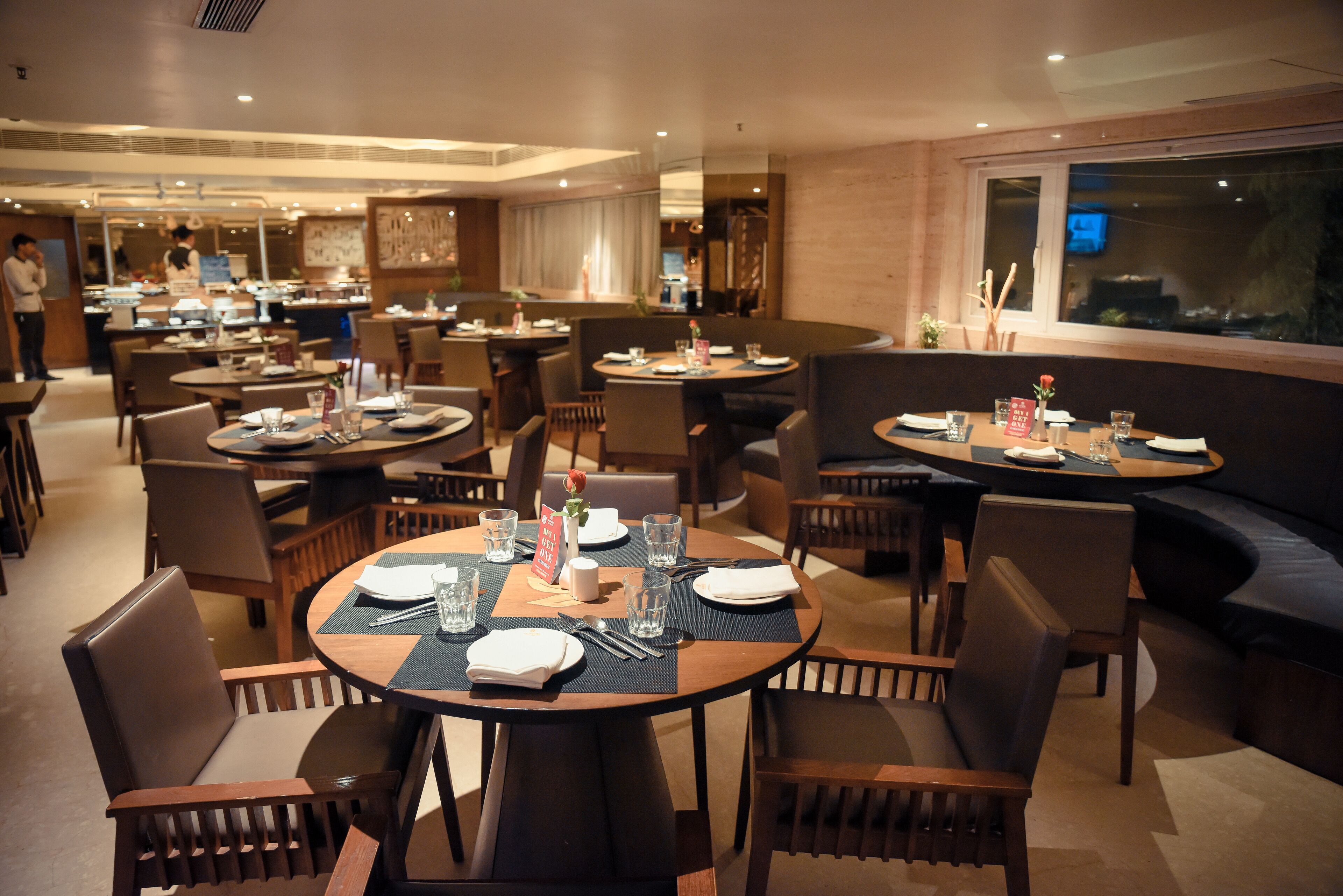 Pequenos-almoços, almoços, jantares servidos, cozinha internacional 