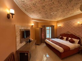 Suíte superior | Cofres nos quartos, escrivaninha, espaço de trabalho para notebook