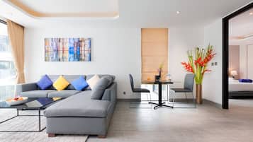 Suite, 1 quarto, vista para a piscina | 1 quarto, roupa de alta qualidade, cofre no quarto