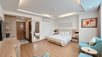 Quarto luxo, 1 cama King | Roupas de cama premium, edredons de pluma, frigobar, cofres nos quartos