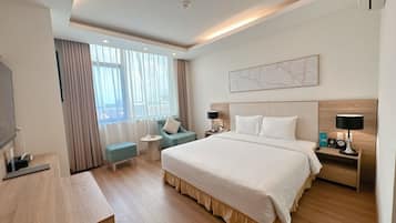 Roupa de alta qualidade, edredões de penas, minibar, cofre no quarto