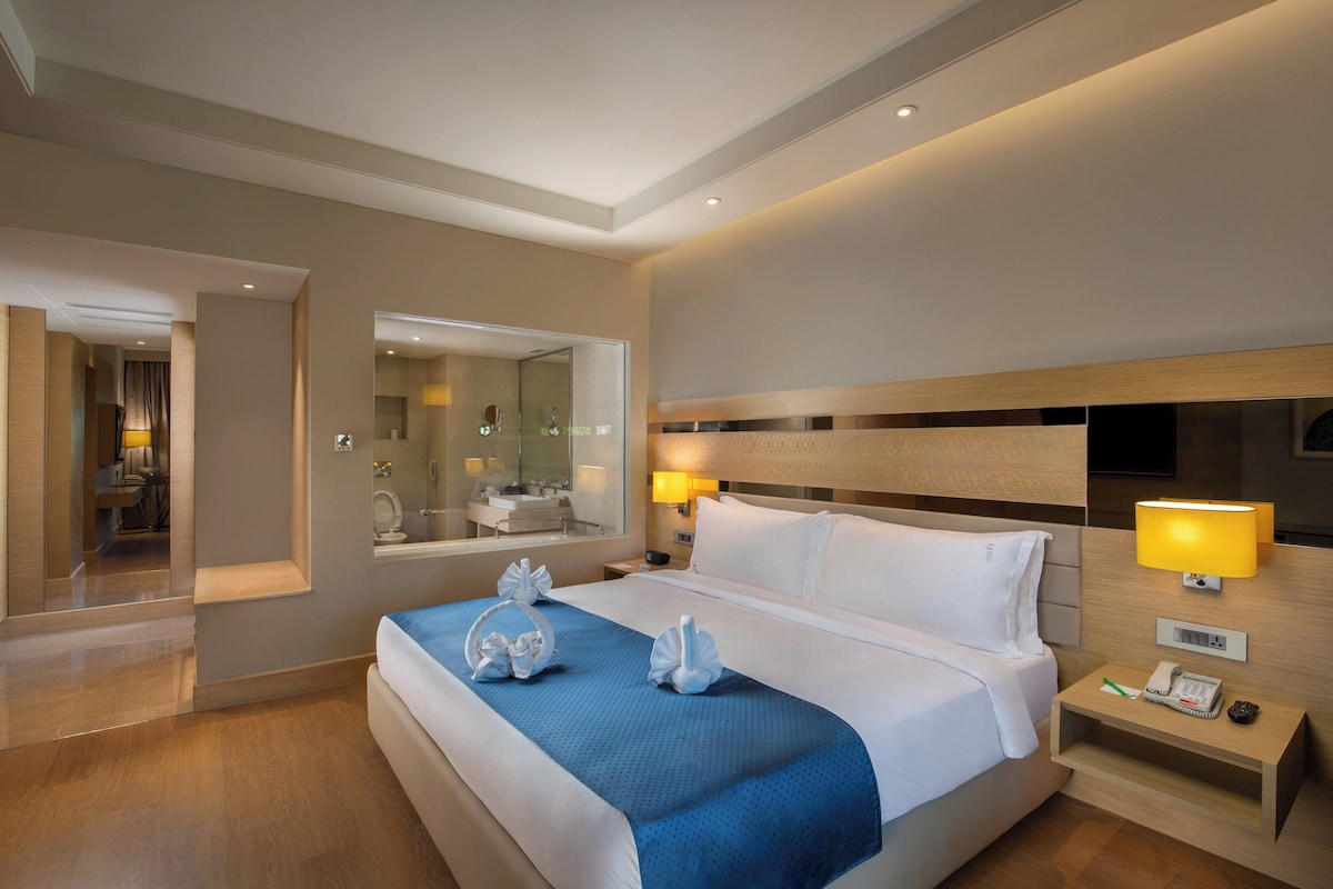 Suite, 1 cama king-size | 1 quarto, roupa de alta qualidade, minibar 