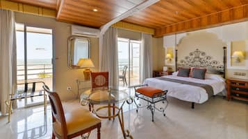 Roupas de cama premium, escrivaninha, Wi-Fi de cortesia