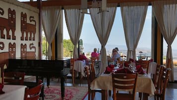 Pequeno-almoço tipo buffet diário incluído