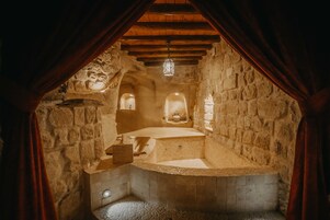 Quarto Duplo Deluxe | Casa de banho | Um polibã, um chuveiro de hidromassagem 