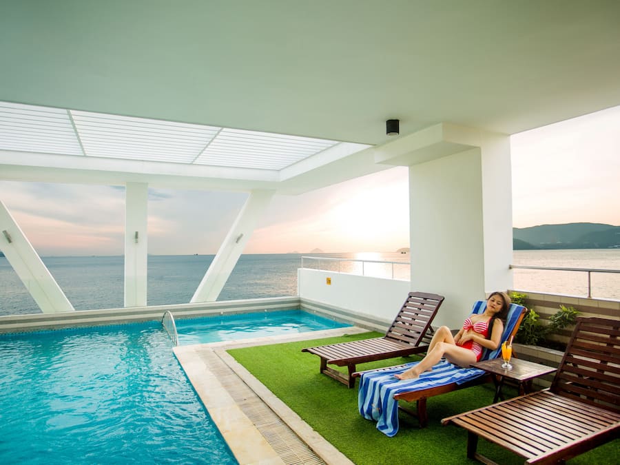 Piscina interior, piscina exterior, espreguiçadeiras