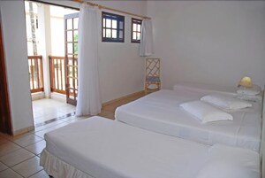 Frigobar, cofres nos quartos, roupa de cama