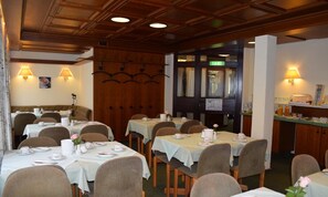 Café da manhã com buffet todos os dias mediante uma taxa