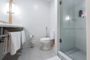 Quarto Twin Standard, 2 camas individuais | Minibar, cofre no quarto, secretária, quartos insonorizados 