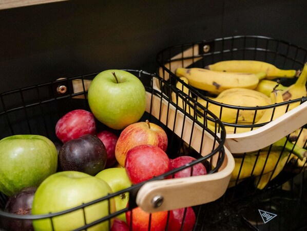 Uma cesta de frutas com maçãs e bananas.