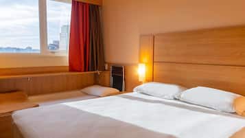 Frigobar, cofres nos quartos, escrivaninha, quartos à prova de som